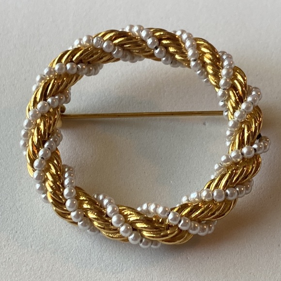 Jewelry | Vintage Faux Pearl Rope Round Brooch Pin | Poshmark